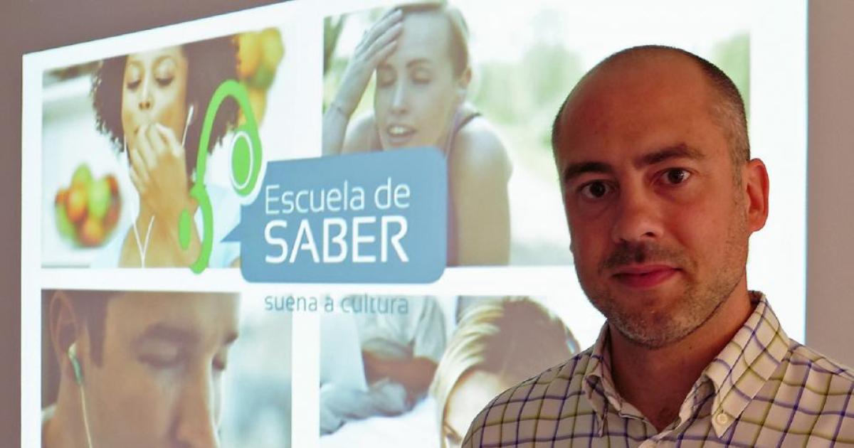 Poner la oreja para escuchar historia