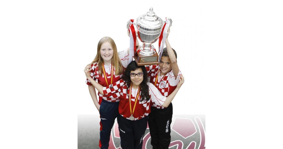 FÚTBOL / SARAY VÁZQUEZ, LAURA VILLOTA Y EMMA CRESPO: Una plata con ...