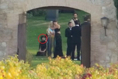 Las fotos que rompen la confidencialidad: Dakota Johnson captada en la boda de su hermana en ...
