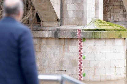 El Pisuerga eleva su caudal en Valladolid y anega los pasos inferiores