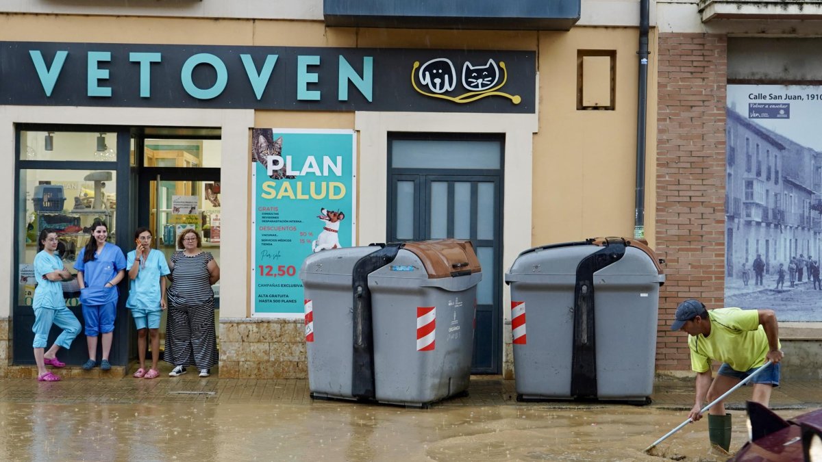 Un chaparrón y una granizada inundan Rioseco