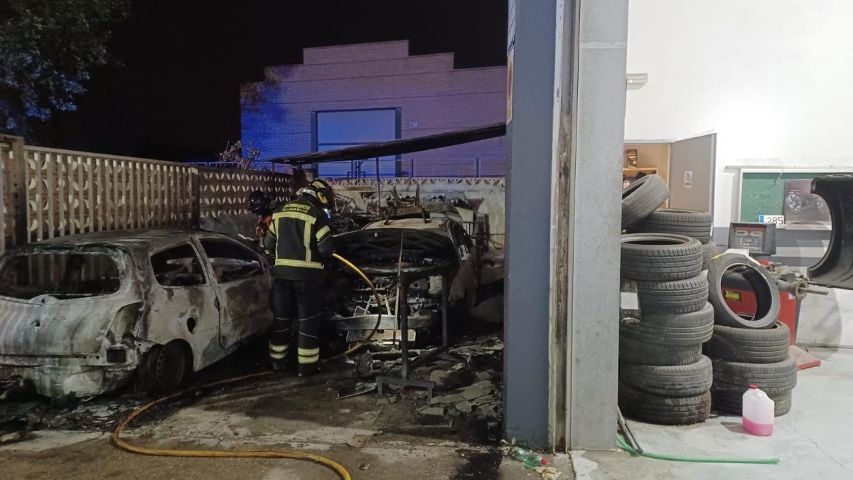 Un incendio en un taller de Santovenia en Valladolid calcina varios vehículos