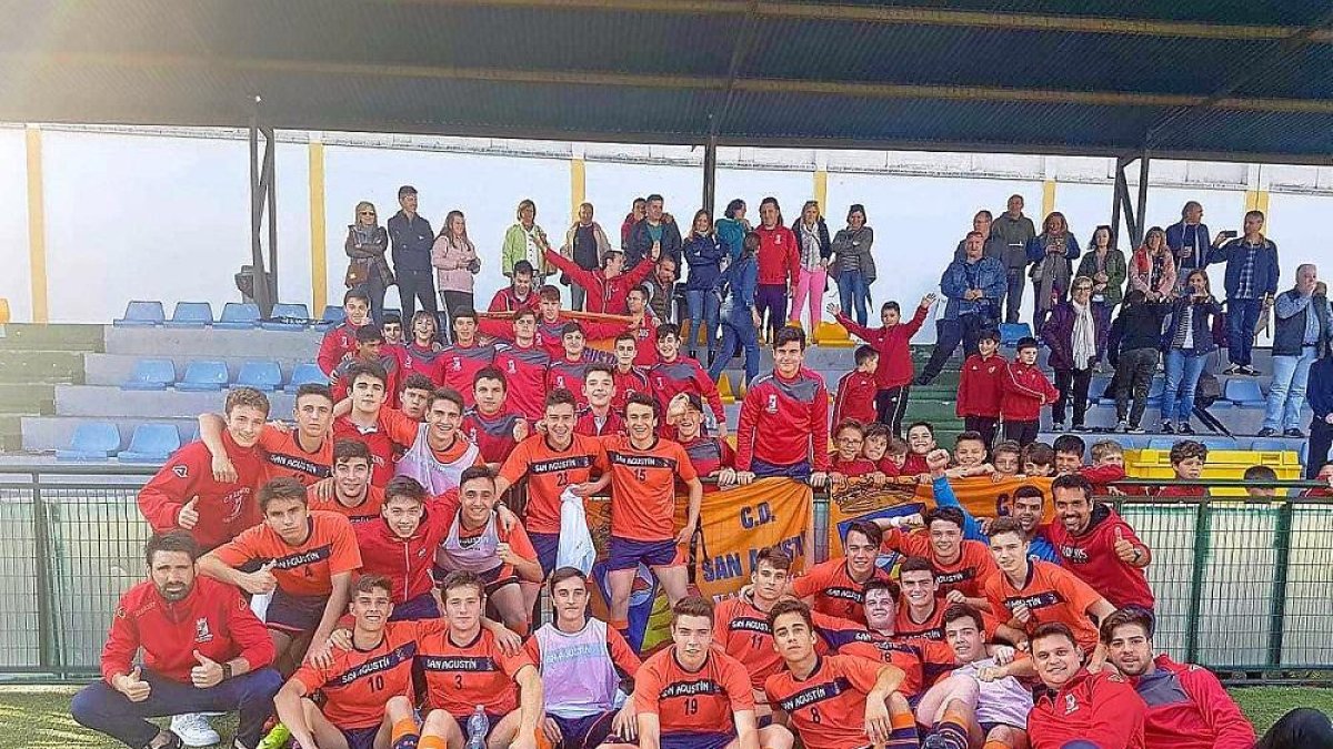 La sección de fútbol del CD San Agustín dona 1.836 euros para ...