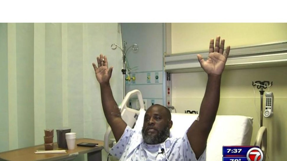 La policía de Miami dispara a un hombre negro que ayudaba a un paciente ...