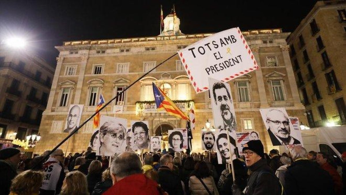 Unas 2.000 personas claman "Torra sí, Sánchez no" a las puertas de Palau