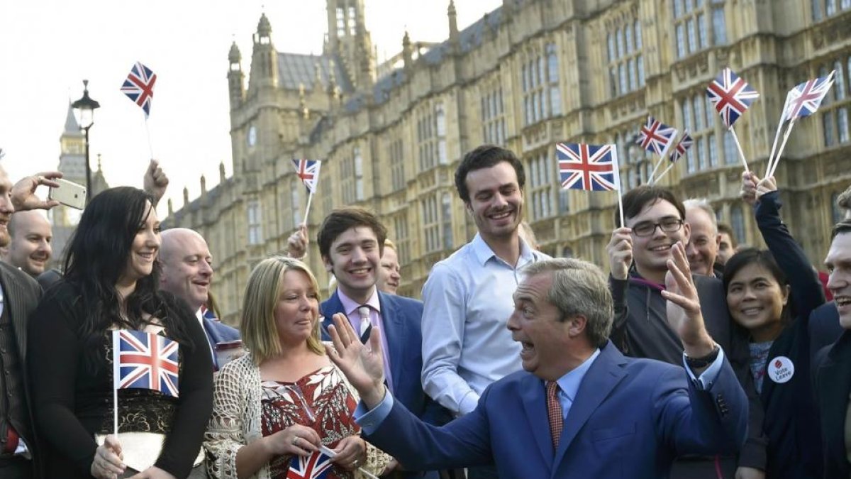 El eurófobo Farage dimite por sorpresa