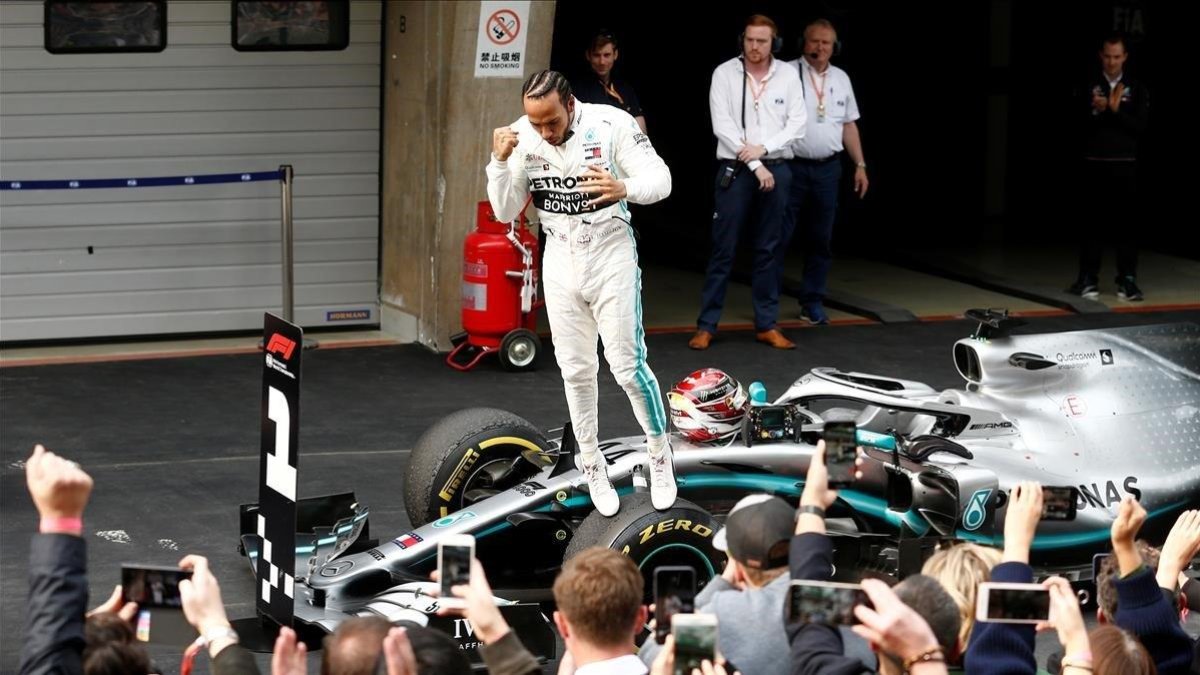 Hamilton gana en China y toma el liderato