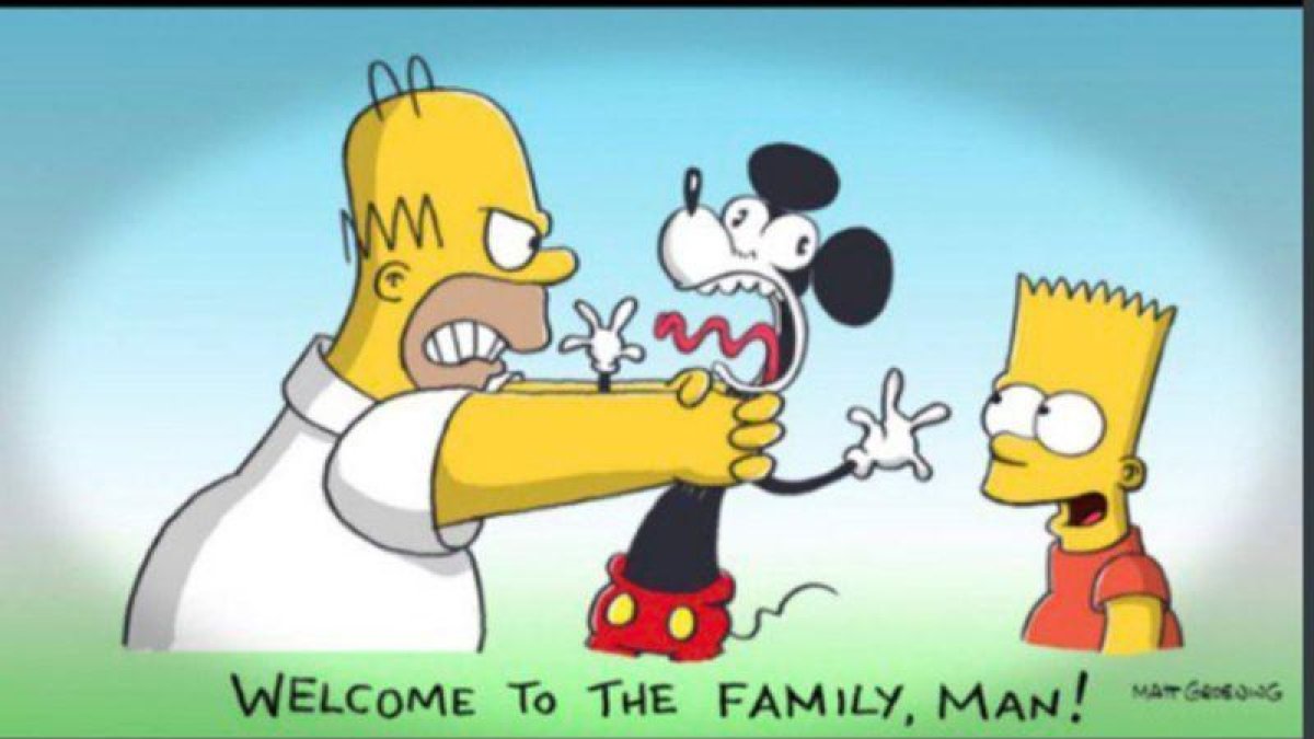 Homer 'estrangula' a Mickey, su nuevo dueño