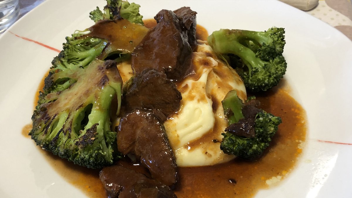 Carrilleras de ternera con cremoso de patata y brócoli a la plancha