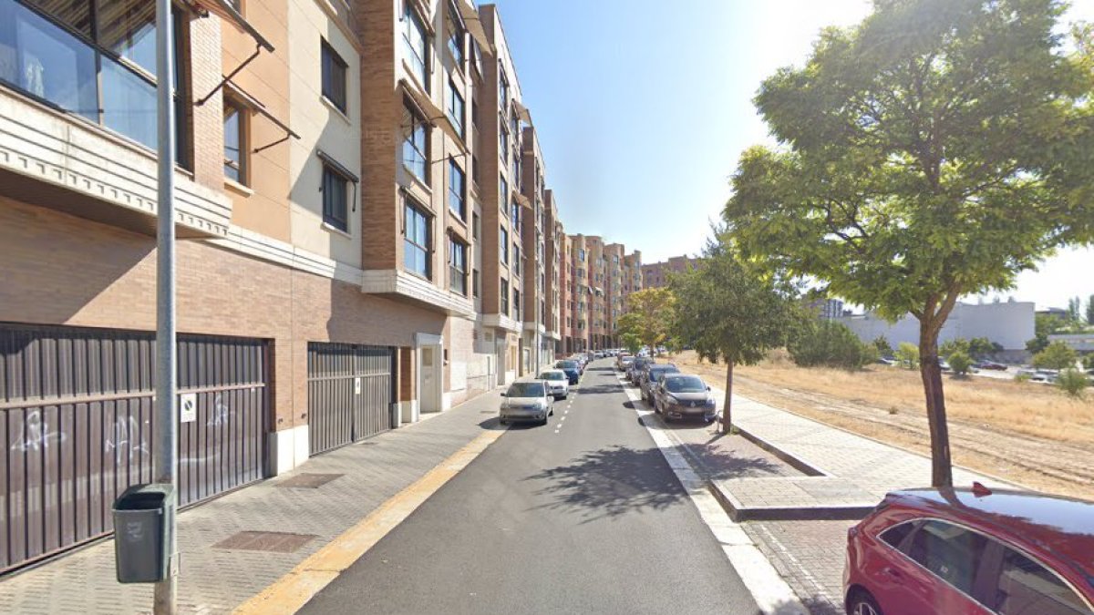 Una furgoneta vuelca en el barrio de Parquesol en Valladolid