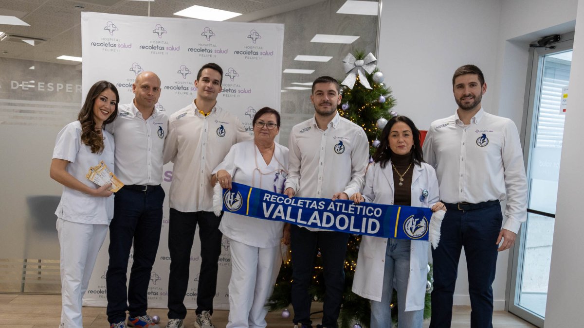 Visita del BM Atlético Valladolid al hospital para felicitar las navidades