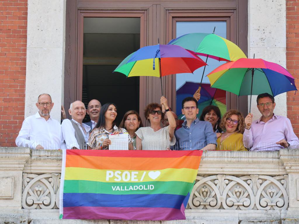 El PSOE también coloca su bandera LGTBI en el Ayuntamiento de Valladolid