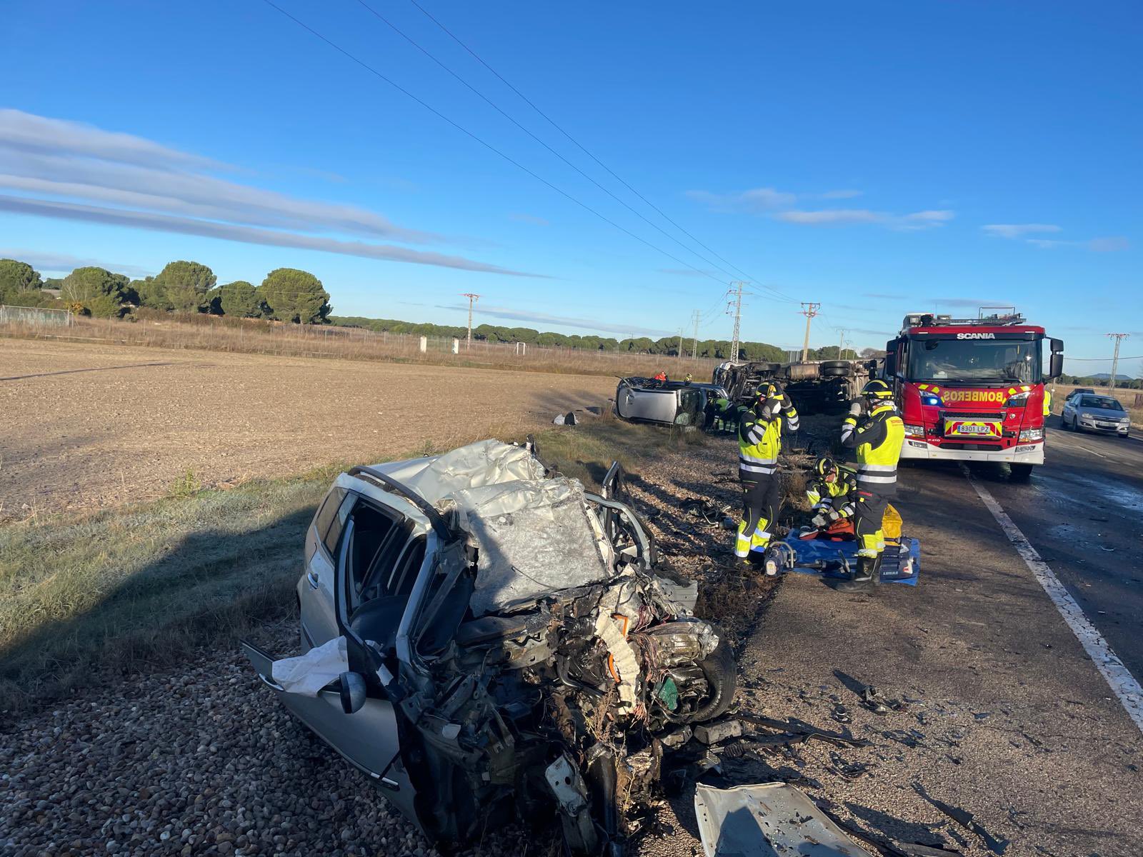 Un fallecido y un herido tras un accidente múltiple entre un camión y dos coches en La Pedraja ...