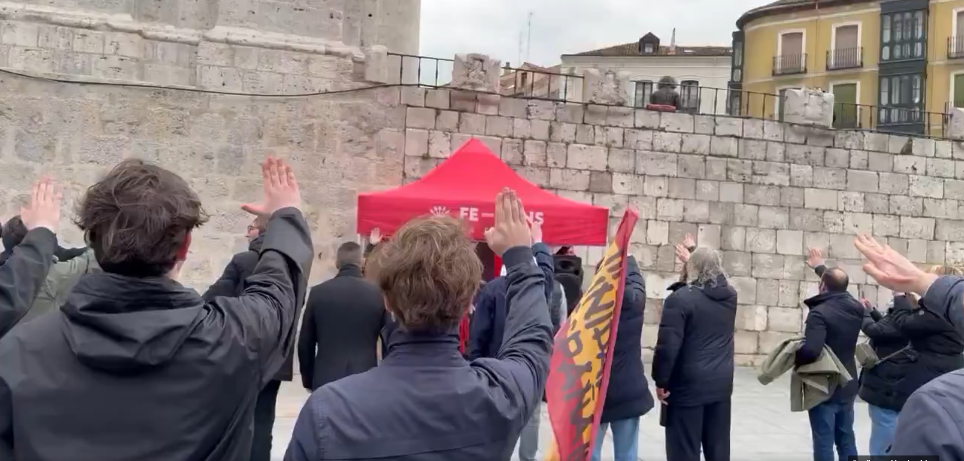 Falangistas cantan el 'Cara al Sol' junto a la Catedral de Valladolid