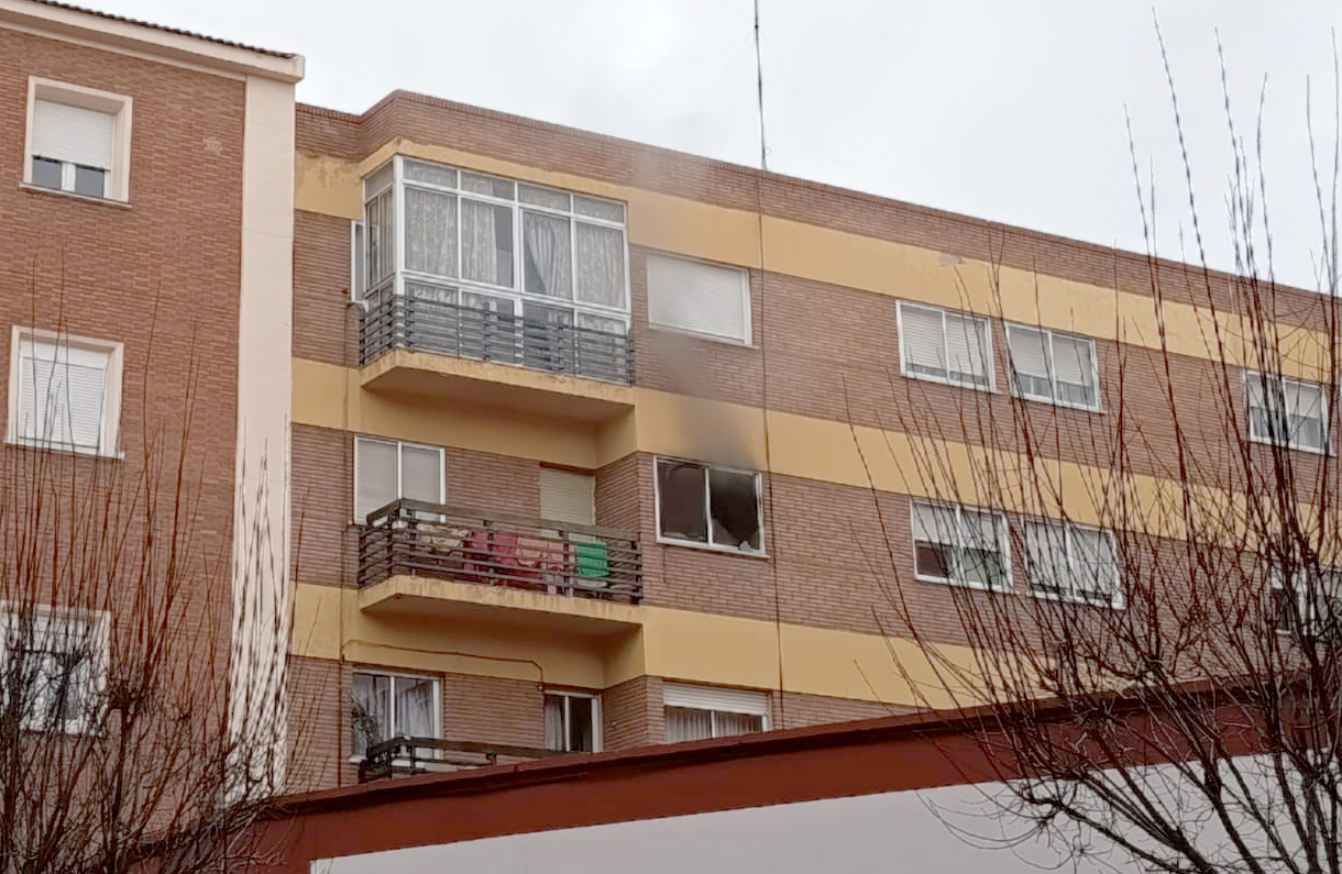 Intoxicada una mujer en el incendio de un piso en la calle Jardines de ...